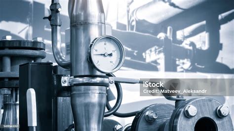 산업 개념 밸브 튜브 압력 게이지 온도계 보일러 하우스의 장비 보일러 룸에서 기마계 파이프 유량계 물 펌프 및 난방 시스템의