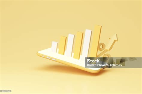 전화 화면의 큰 비율 기호 및 막대 차트와 금융 안정성과 성장의 개념의 디지털 돈과 노란색 배경에 텍스트를 입력하기위한 빈 공간