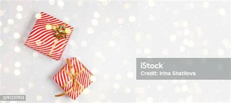 트렌디 한 새해 맞이 배너 크리스마스 디자인 빨간 선물 상자 황금 활 흰색 배경에 반짝이 빛 12월에 대한 스톡 사진 및 기타 이미지 Istock