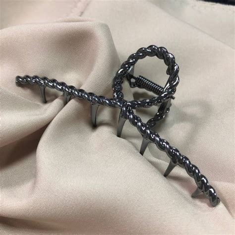 4jewellery 金屬質感亞麻 鯊魚夾 Aprilandjewellery