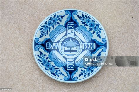 시편 1271 네덜란드 델프트 블루 성경 구절과 꽃 디자인 중국 도자기 접시 베이지 색 배경에 격리 네덜란드 선물 0명에 대한 스톡 사진 및 기타 이미지 Istock