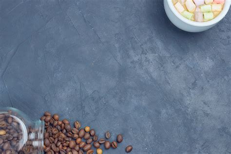 볶은 커피 콩 커피와 마 시 멜로의 흰색 컵 유리 용기에서 부 어 커피 개체의 각 배치입니다 다크는 콘크리트에 위에서 볼 수 있습니다 공간에 복사 합니다 0명에 대한 스톡