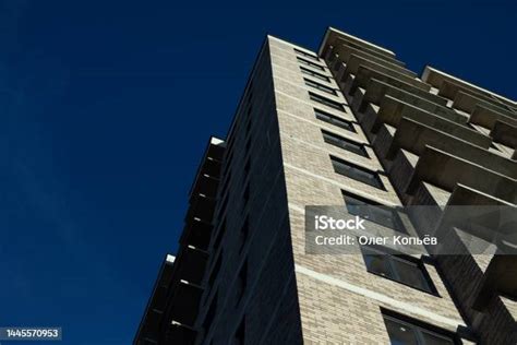 도시에 창문이 있는 건물 높은 집 건물 내 많은 층 현대 건축 집 내부에 대한 스톡 사진 및 기타 이미지 집 내부 타워