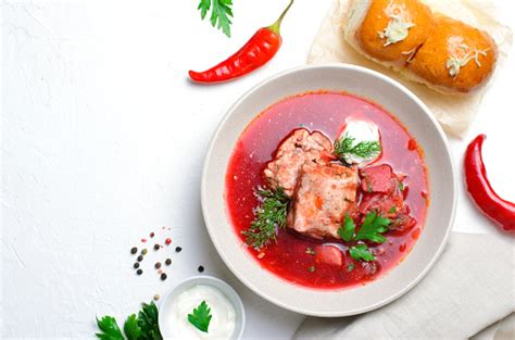 보르시 비트 뿌리와 야채로 만든 붉은 수프에 돼지 갈비와 사워 크림을 곁들인 마늘 롤 우크라이나 러시아 폴란드 전통 요리 고기에