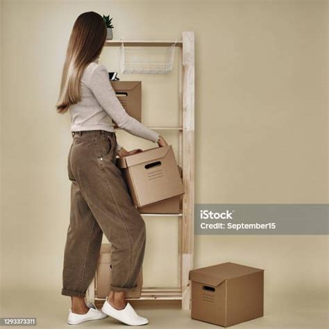 소녀는 나무 선반에 종이 상자를 구성합니다 친환경 보관 및 포장 35 39세에 대한 스톡 사진 및 기타 이미지 35 39세 가구 가정의 방 Istock
