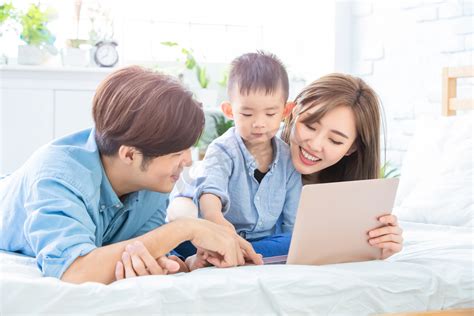 笔记本玩游戏欢呼的人摄影图片 笔记本玩游戏欢呼的人摄影作品 千库网