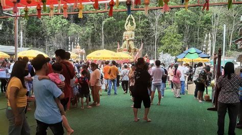 ข่าว Like สาระ คอหวยแห่ขอเลข ท้าวเวสสุวรรณทรงราหู ล้นวัดเขาช่องลม