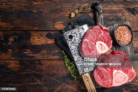 요리 준비가 된 원시 Osso Buco 송아지 정강이 정육점에 생 크로스 컷 송아지 정강이 나무 배경입니다 평면도 복사 공간 0명에 대한 스톡 사진 및 기타 이미지 Istock