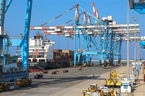 항구에서의 크레인 활동 화물 컨테이너를 싣고 내리는 동안 컨테이너 터미널 Container Crane에 대한 스톡 사진 및 기타