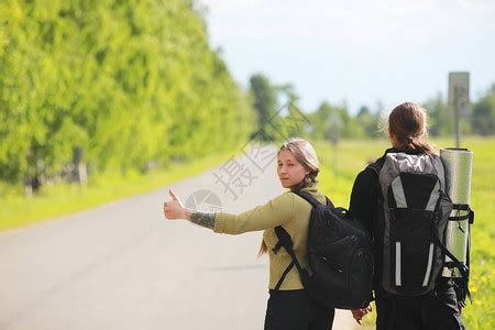 徒步旅行和搭便车旅行高清图片下载 正版图片506056186 摄图网