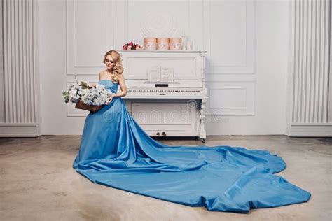 Красивая девушка в голубом длинном платье Стоковое Фото изображение насчитывающей ветер