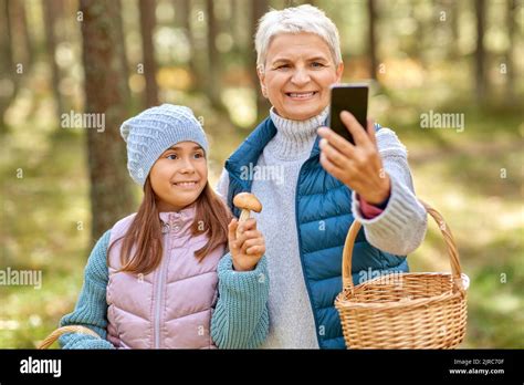 Oma Mit Enkelin Im Herbst Fotos Und Bildmaterial In Hoher Auflösung