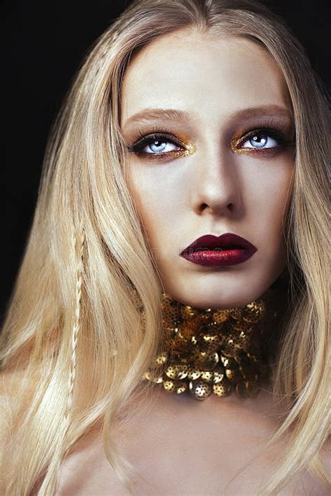 Красивая модель высокой моды при ожерелье золота и красные губы сделанные в студии Стоковое