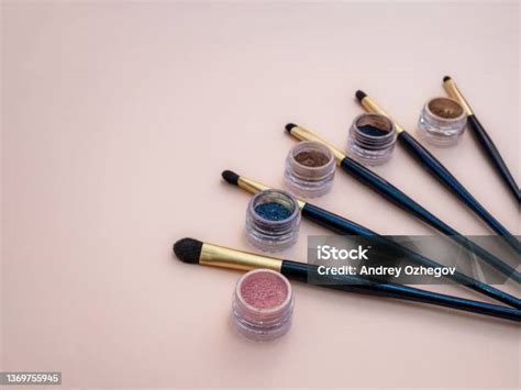 파스텔 핑크 배경에 장식 메이크업 제품 황금 브러시와 다채로운 아이 섀도우와 구성 0명에 대한 스톡 사진 및 기타 이미지 0명 개성 개념 개인 장식품 Istock