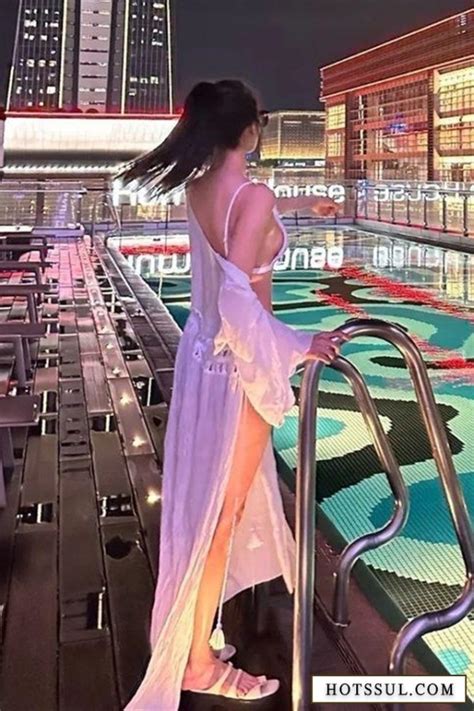 러블리즈 이미주 삭제한 인스타 비키니 옆가슴