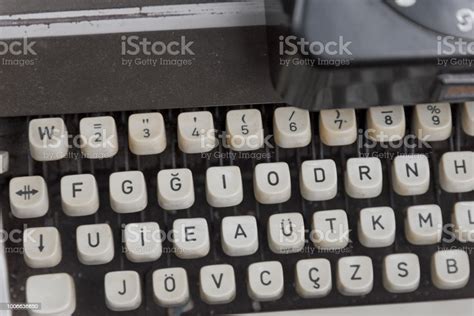 고 대 타이프 라이터입니다 오래 된 복고풍 타자기 빈티지 스타일 먼지 투성이 표면 빈티지 타자기 기계 Closeupdetails 고대의에 대한 스톡 사진 및 기타 이미지