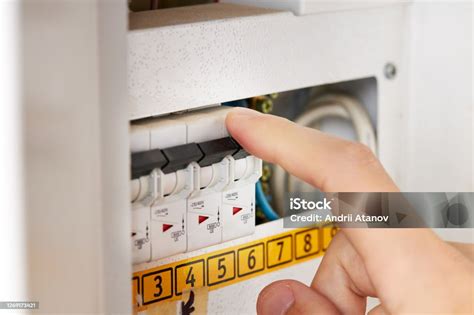 실내에너지 계량기 및 전기 스위치 박스 국내 전력 전선 및 장비를 수리하고 조정합니다 전기 수리 서비스 개념 아파트에 대한 스톡