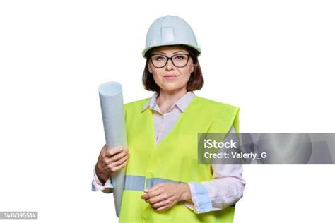 흰색 배경에 청사진 안전 조끼 및 하드 모자를 쓴 여성 산업 노동자 엔지니어에 대한 스톡 사진 및 기타 이미지 엔지니어 카메라 보기 흰색 배경 Istock