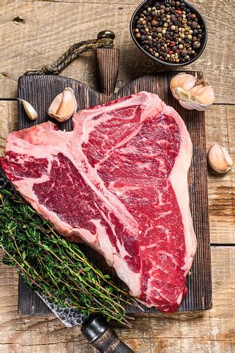 나무 도마에 허브와 원시 포터 하우스 또는 T 뼈 쇠고기 고기 스테이크 나무 배경 위쪽 보기 0명에 대한 스톡 사진 및 기타 이미지 Istock
