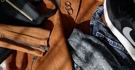 가을 패션 가을의 스타일 가죽 자켓 갈색 자켓 검은 구두 겨울 패션 계절 의류 계층화 난색 뉴트럴 팔레트 데님 도시 패션 라이프스타일 모자 비니