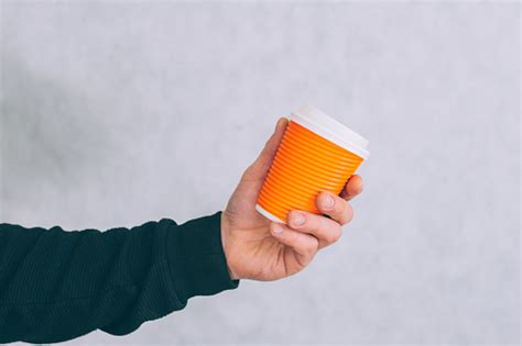 한 남자가 가벼운 배경에서 커피와 차를 위한 종이 컵을 모형으로 들고 있습니다 구이에 대한 스톡 사진 및 기타 이미지 구이 남자 라떼 Istock