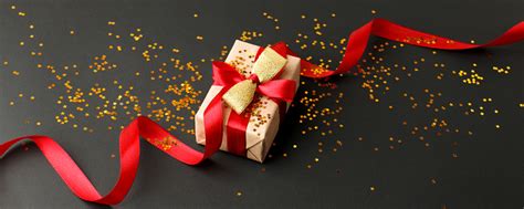 질감 활과 깃털로 장식 된 어두운 배경에 공예 선물 상자 낭만적 인 고급 분위기를 조성 생일 기념일 선물 기프트 배너 카드 12