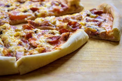 나무 표면에 올리브와 소시지를 곁들인 맛있는 얇게 썬 피자의 일부입니다 클로즈업 선택적 초점 0명에 대한 스톡 사진 및 기타 이미지 Istock