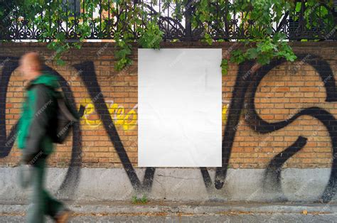 벽돌 벽에 붙인 빈 포스터 사진 무료 사진