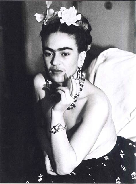 1938 Frida Kahlo Photographed By Julien Levy Frida Kahlo Portrait Frida And Diego