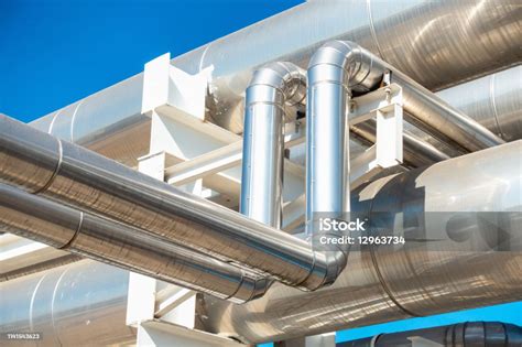 냉각기 또는 증기 파이프라인과 정유 공장에서 석유 및 가스 산업 석유 화학 유통 파이프 제조의 절연 오버 헤드 강 관 지원 및 냉각 시스템 강철에 대한 스톡 사진 및 기타