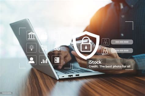 사이버 보안 개념에 암호를 사용하는 사업가 글로벌 네트워크 보안 기술 비즈니스 사람들은 개인 정보를 보호합니다 가상 인터페이스에서 자물쇠 아이콘을 사용한 암호화 가상현실에