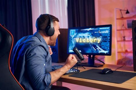 남자가 이 게임을 이긴다 집에서 Fps 슈팅 게임을 하는 온라인 스트리머 프리미엄 사진