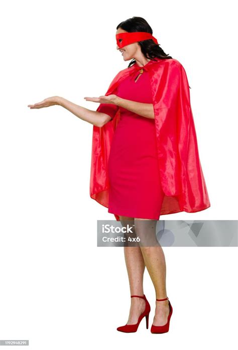 옆으로 시선멀리 쳐다보는 전체 길이정면성인 아름 다운 검은 머리 백인 여성젊은 여성 발표자슈퍼우먼슈퍼 히어로히로인영웅 서멋진 태도 포인팅용기를 보여주는 한 사람 40 44