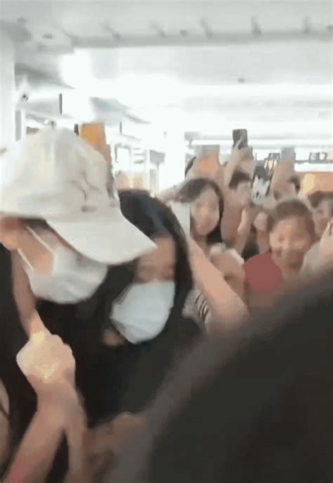 迪麗熱巴機場遭遇鹹豬手，粉絲紛紛表示心疼，順勢為捂胸事件洗白 資訊咖