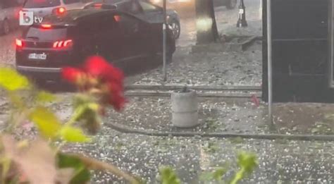 Стотици автомобили и каравани от автокъщи със сериозни щети след снощната градушка във Велико