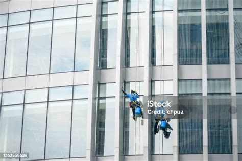 창문 청소기는 고층 사무실 건물 외관에 노력하고 있습니다 창문닦이에 대한 스톡 사진 및 기타 이미지 창문닦이 청소하기 고층 건물 Istock