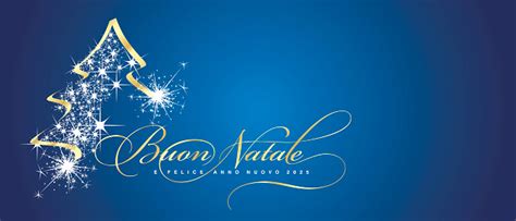메리 크리스마스와 새해 복 많이 받으세요 2025 이탈리아어 아름 다운 황금빛 흰색 빛 우아한 브러시 스크립트 서예 타이포그래피 반짝임 스타 더스트 크리스마스 트리 블루