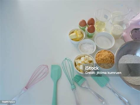 베이킹 장비 및 재료에는 밀가루 버터 계란 우유 설탕이 포함되어 있습니다 개념에 대한 스톡 사진 및 기타 이미지 개념