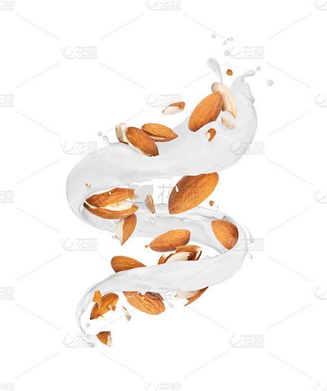 碾碎的杏仁撒上牛奶白色背景上呈螺旋状