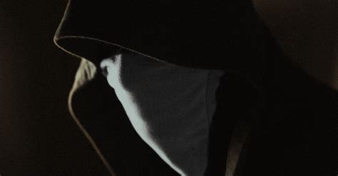 85mm 가벼운 개념 예술 검은 망토 공상 그림 그림자 그림자 놀이 극적인 조명 꽃 낮은 조명 내부 노란색 눈 닫힌 대조 두 개의 조명