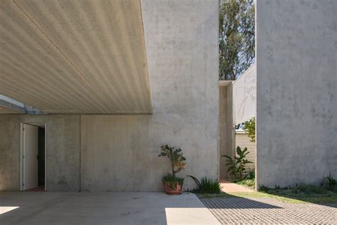 Brick And Concrete Walls Define River House Extension In Brisbane