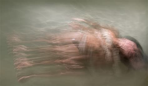 How We Shot This Photo Of A Floating Woman With A Simple Lighting Trick DIY Photography