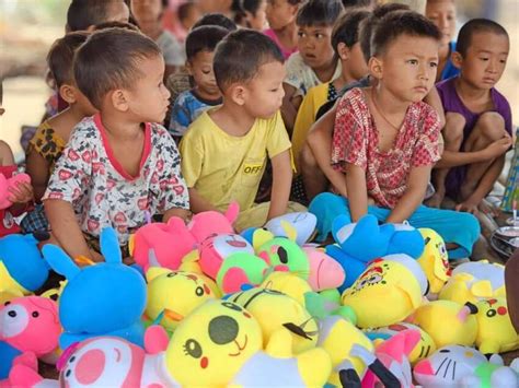 ဆားလင်းကြီးရှိ စစ်ရှောင် စခန်း ၃ နေရာမှ ကလေးငယ် ၁၀၀ ဝန်းကျင်ကို အရုပ်န