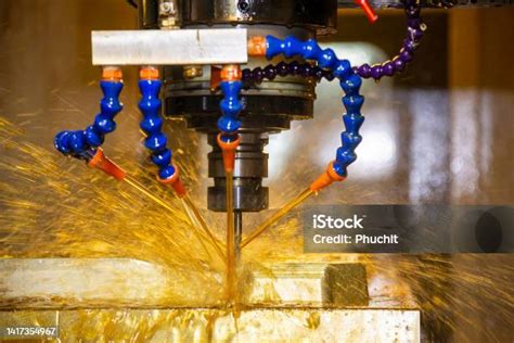 오일 냉각수 방법으로 금형 부품을 절단하는 Cnc 밀링 기계 0명에 대한 스톡 사진 및 기타 이미지 0명 Cnc 장치 Cutting Fluid Istock