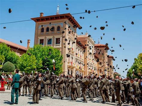 Los Nuevos Oficiales Del Ejército Reciben Sus Reales Despachos En La