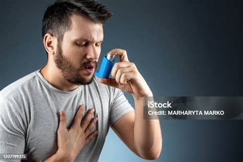 그의 손에 천식 흡입기를 가진 남자의 초상화 천식 발작 기관지 천식 기침 알레르기 호흡 곤란의 치료 개념 건강관리와 의술에 대한 스톡 사진 및 기타 이미지 Istock