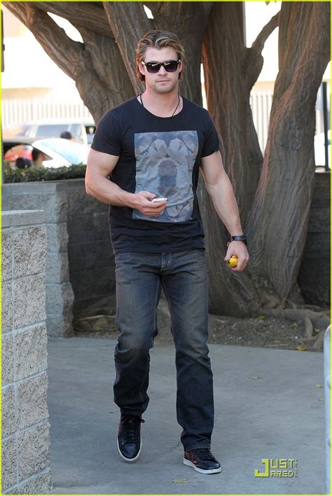 Chris Hemsworth Bulging Biceps Photo 2517771 Chris Hemsworth Photos Just Jared Celebrity