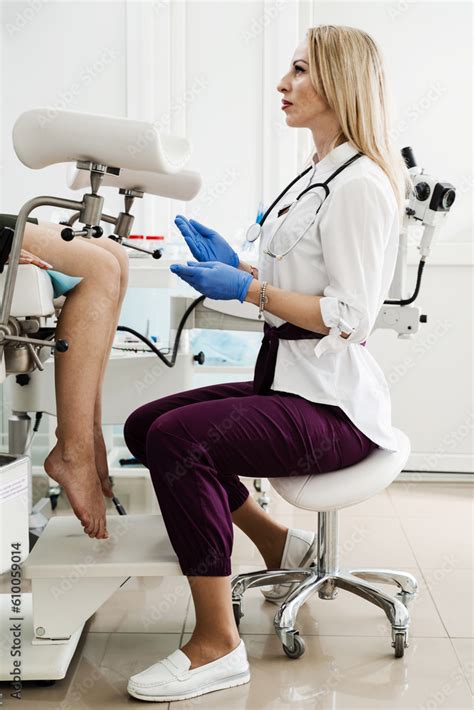 Foto Stock Gynecologist Does Colposcopy Procedure To Closely Examine Cervix Vagina And Vulva Of