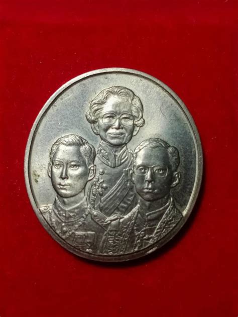 เหรียญที่ระลึกเฉลิมพระเกียรติ สมเด็จย่า ในหลวง ร 9 ครบ 6 รอบ พ ศ 2542 สมเด็จย่า ร 8 ร 9 หลังตรา