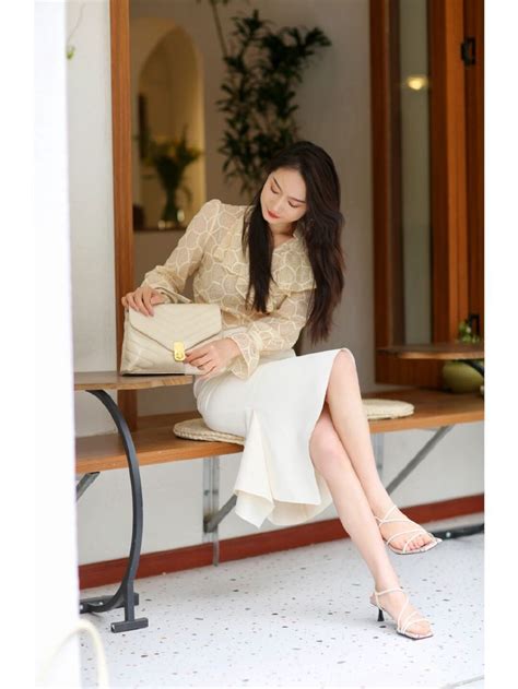 春季穿小裙子就认准这4条，时髦百搭不出错，让你轻松美出新高度